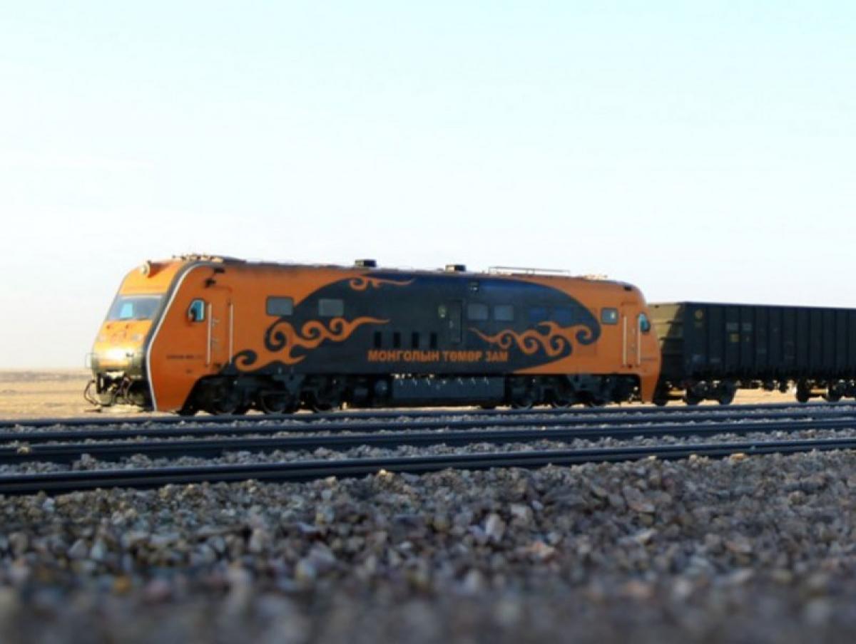 “Тавантолгой Зүүнбаян” чиглэлийн төмөр замд гарсан ослын үр дагаврыг шуурхай арилгаж хөдөлгөөн